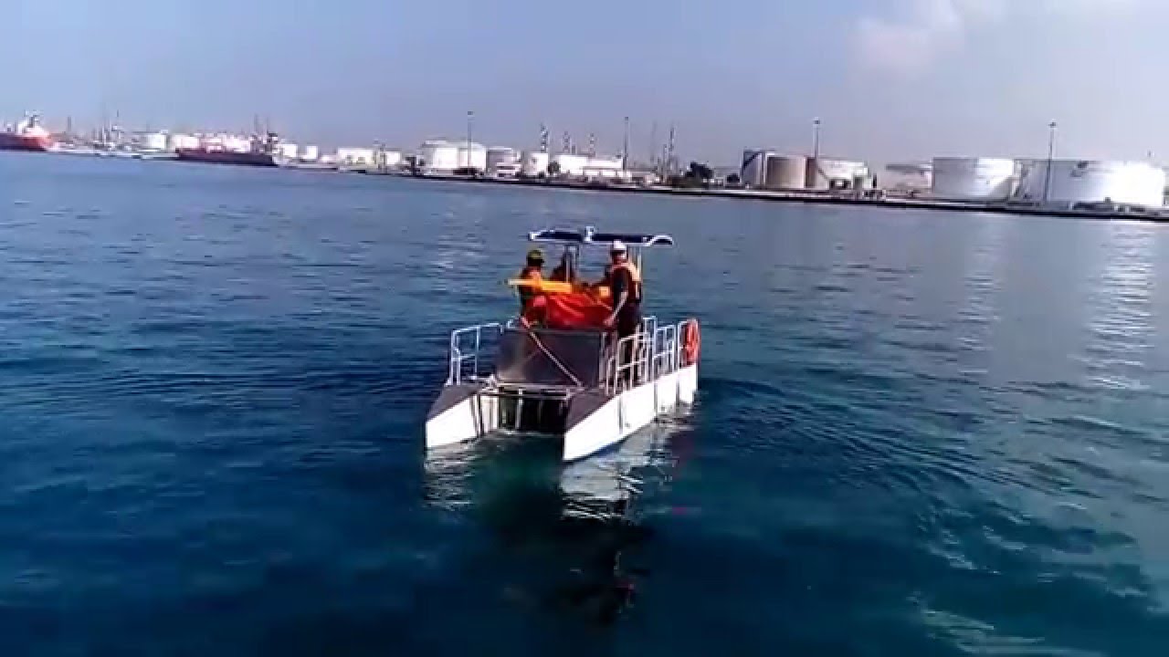 cleaning boat, cleaning sea, skimmer boat, marine cleaning, harbor ...