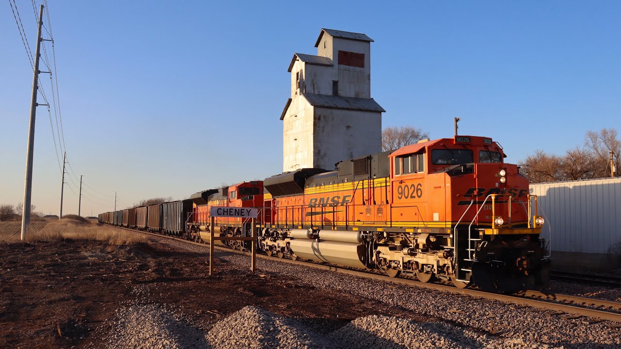 Clean SD70ACe Leading the OMAX Out of Lincoln - YouTube
