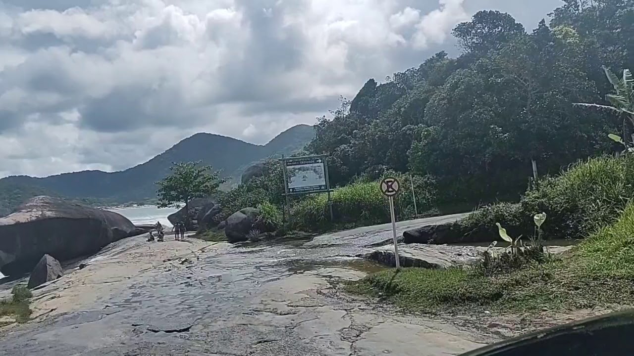 trindade pedra que engole - YouTube