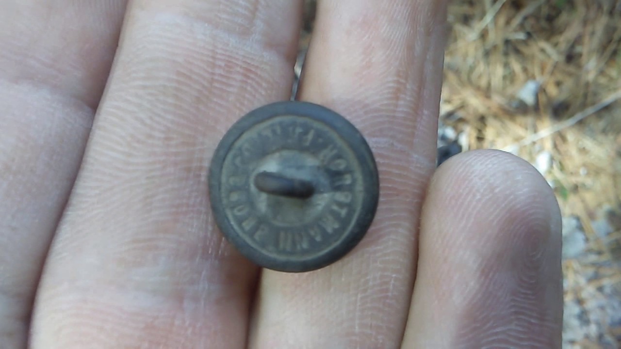 Eagle i button found metal detecting - YouTube