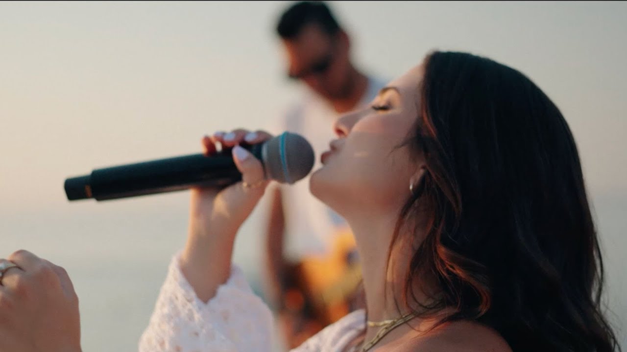 Eisai edo, Monos mou, Kapnos - Eleni Strati Medley - YouTube