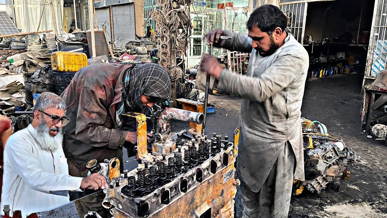 Heavy Engine Overhaul | Skilled Mechanics at Work - YouTube