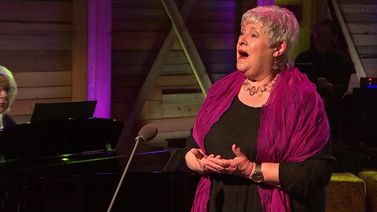 Mary Lloyd-Davies ac Annette Bryn Parri - Berwyn - YouTube