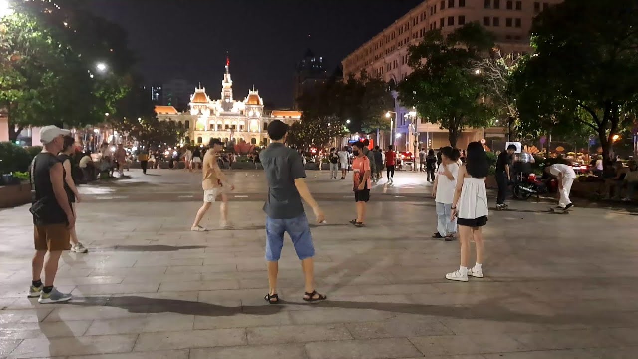 Playing foot badminton on Nguyen Hue Walking Street - Saigon - YouTube