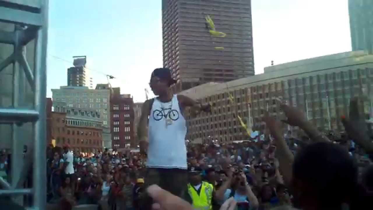 Top 5 rapper stage fails - YouTube