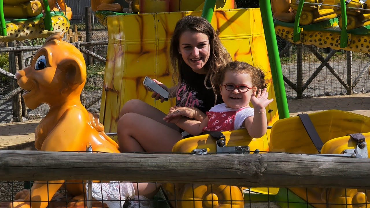 Jessica play in theme park - YouTube