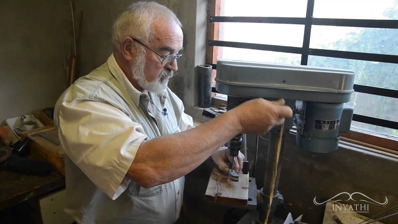 Inyathi Knife and Leatherworks - Die maak van 'n knipmes - YouTube