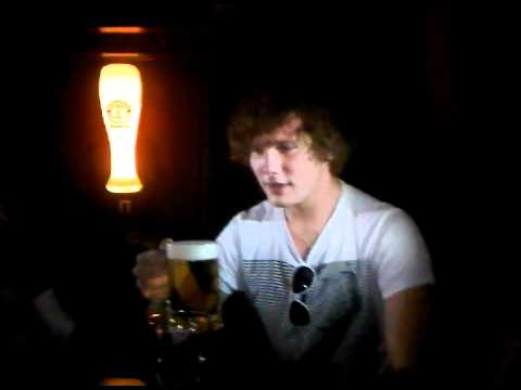 Halve liter bier ATTEN binnen 4 seconden!!! - YouTube