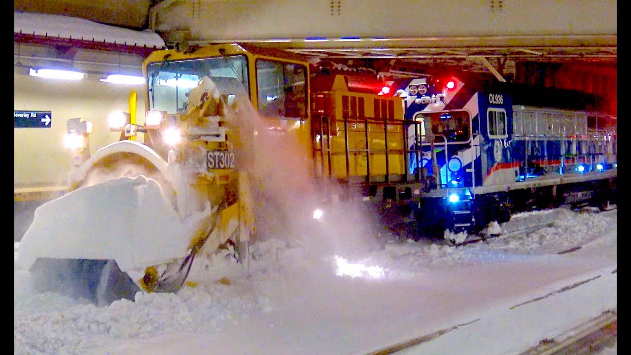 ⁴ᴷ NYC Subway Snow Thrower Trains clearing the Brighton Line - YouTube