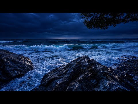 Karanlık Gece Deniz Sesi 🌊 | Kayalıklarda Dalga Ambiyansı ile Derin Uyku