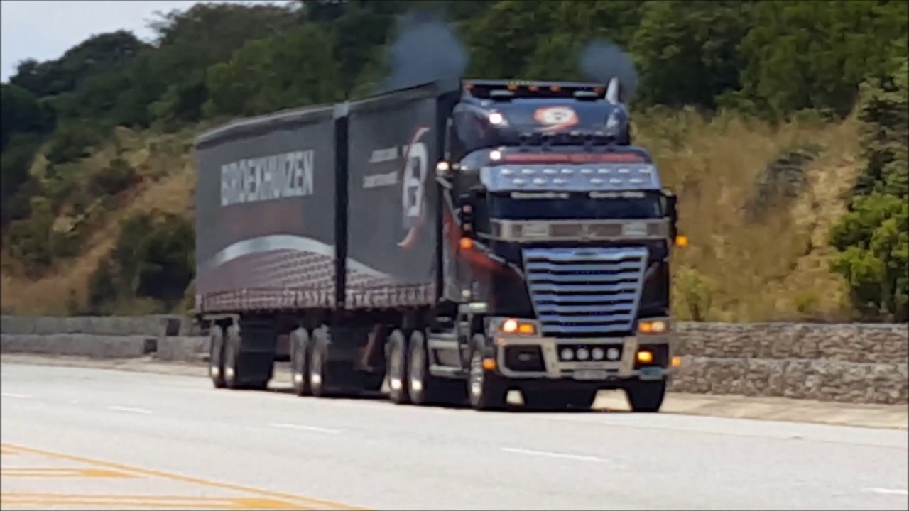 Freightliner Argosy ISX 620 with 7 inch pipes and loud jakes. Mean ...