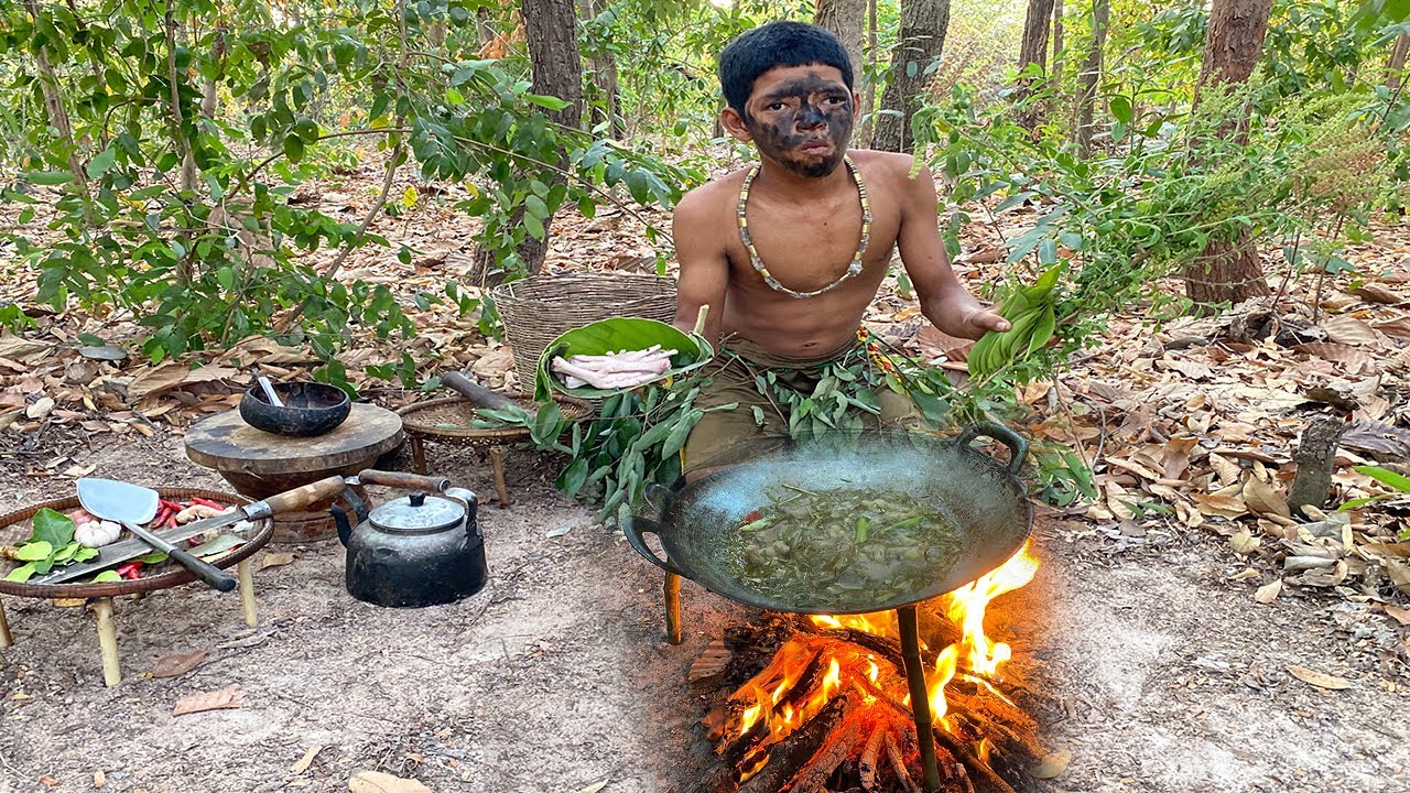 Primitive life - Chicken's feet make soup with Tamoung leaves and holy ...