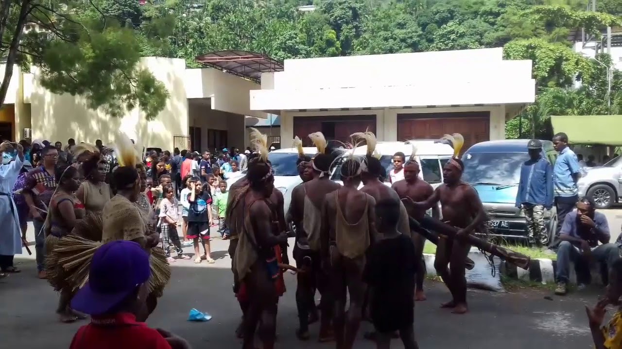 Tarian Adat Papua - YouTube
