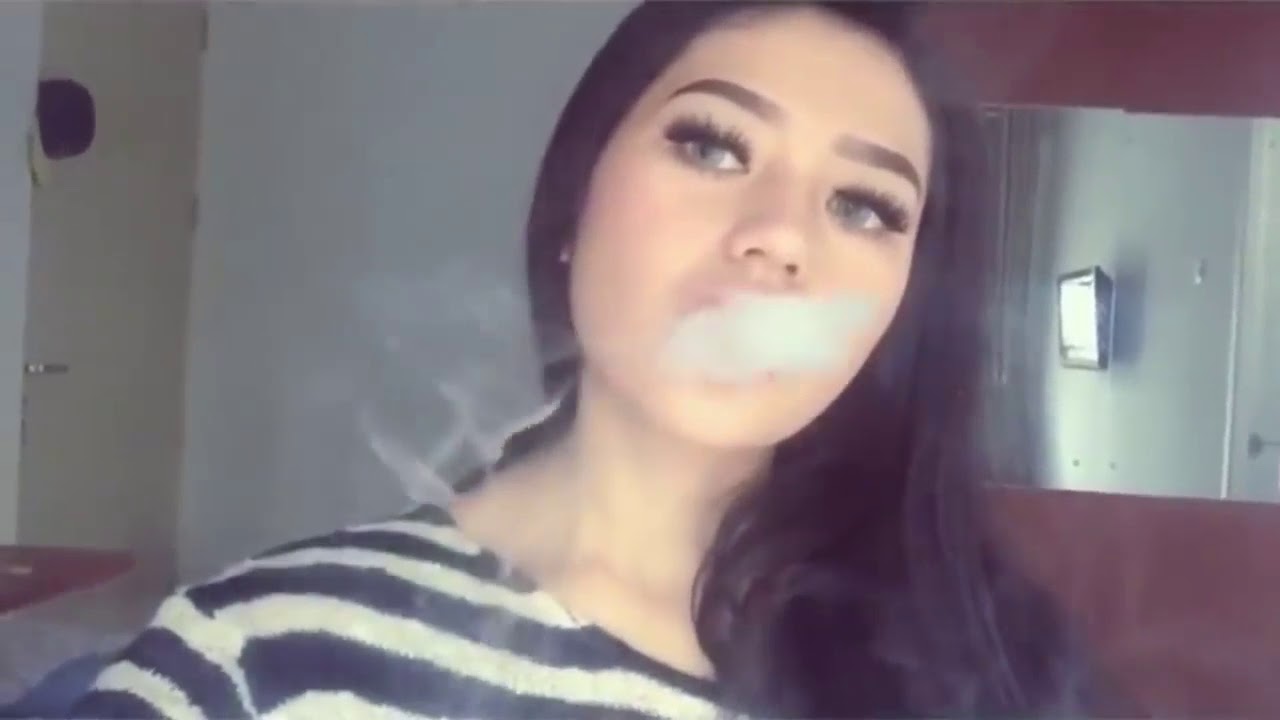 Girl Vape Tricks #1 - YouTube