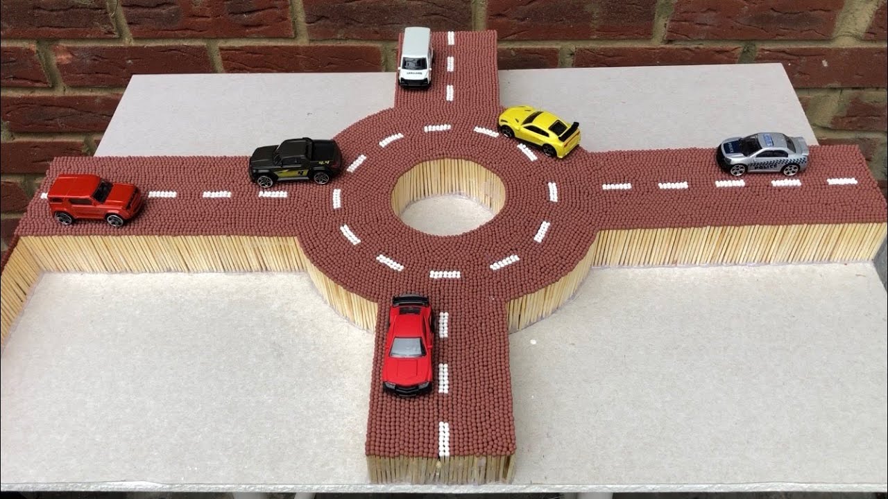 Massive fire devastating cars on roundabout. Amazing reaction - YouTube
