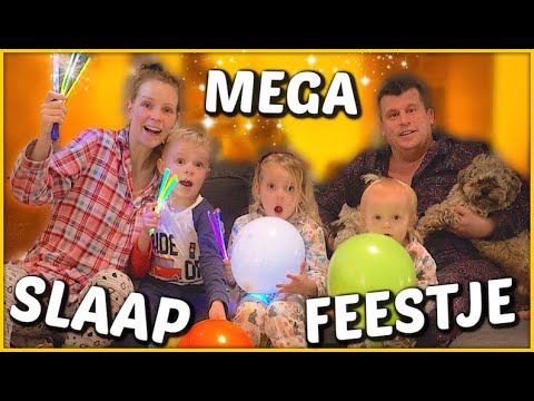 MEGA SLAAPFEESTJE iN WOONKAMER 😴 | Bellinga Vlog #1593