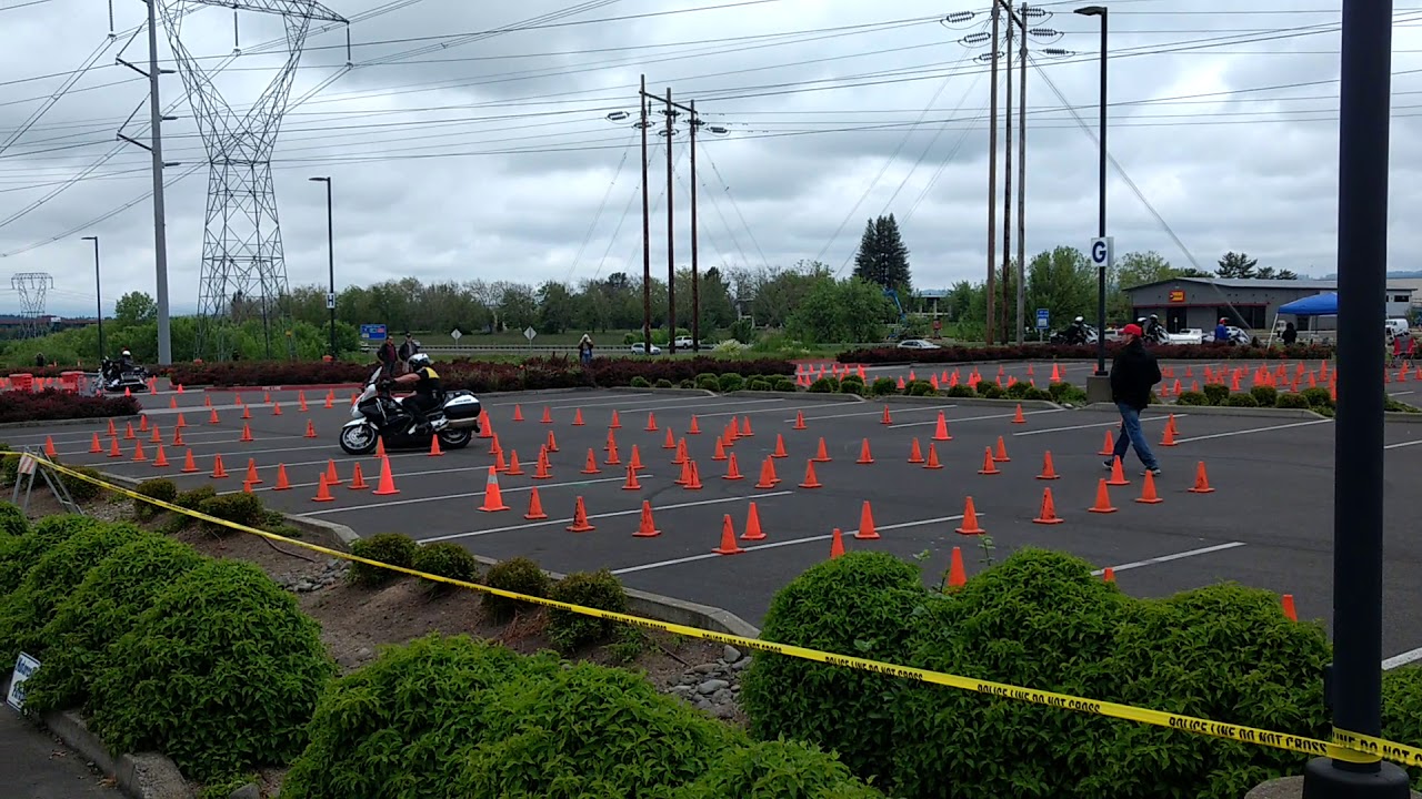 Precision motorcycle riding by police officer - YouTube