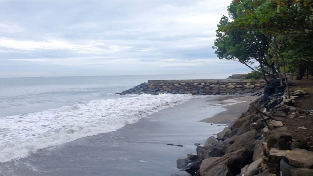 Menyusuri Pantai Padang, pinggir Samudera Hindia di kota Padang ...