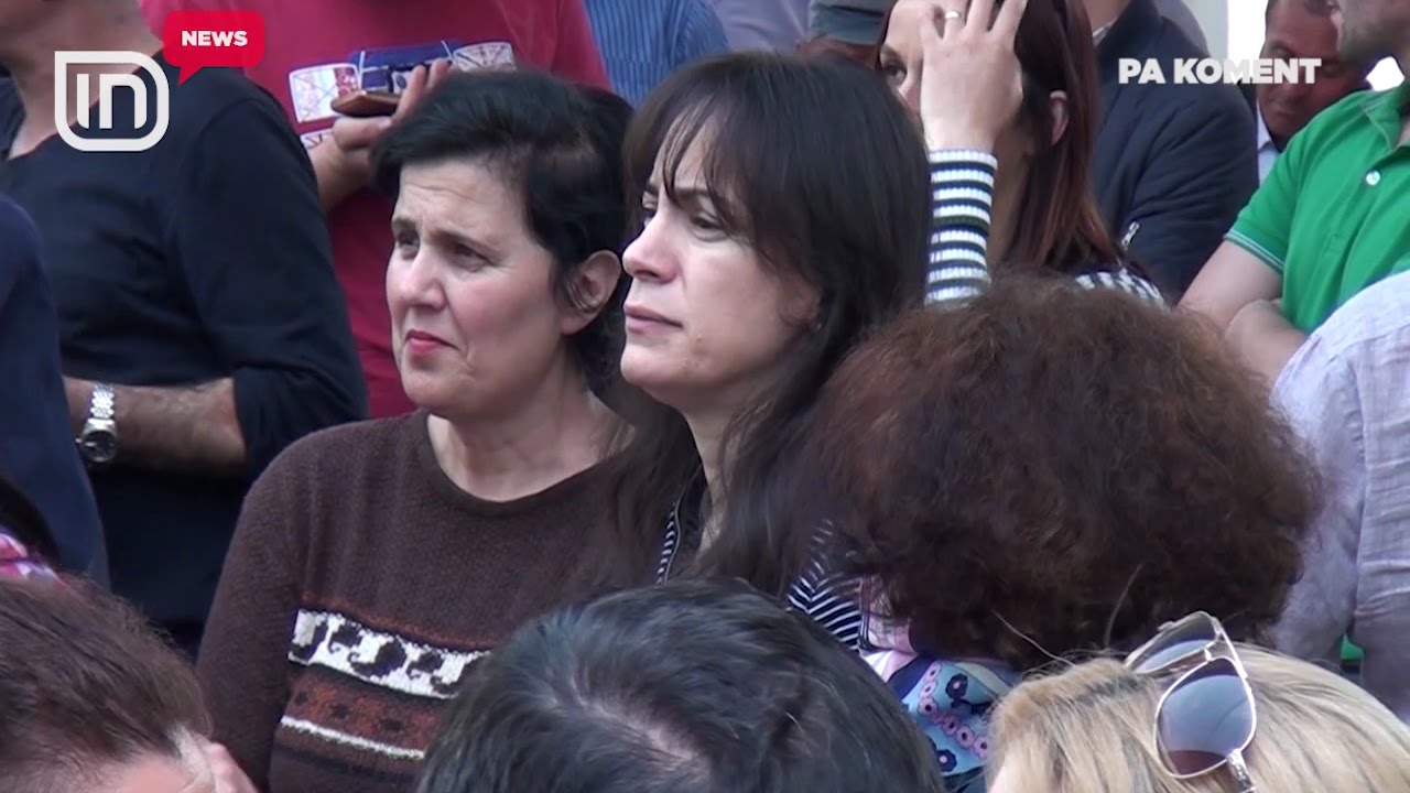 Aurela Basha, bashkëshortja e Lulzim Bashës, në çadër gjatë orëve të ...