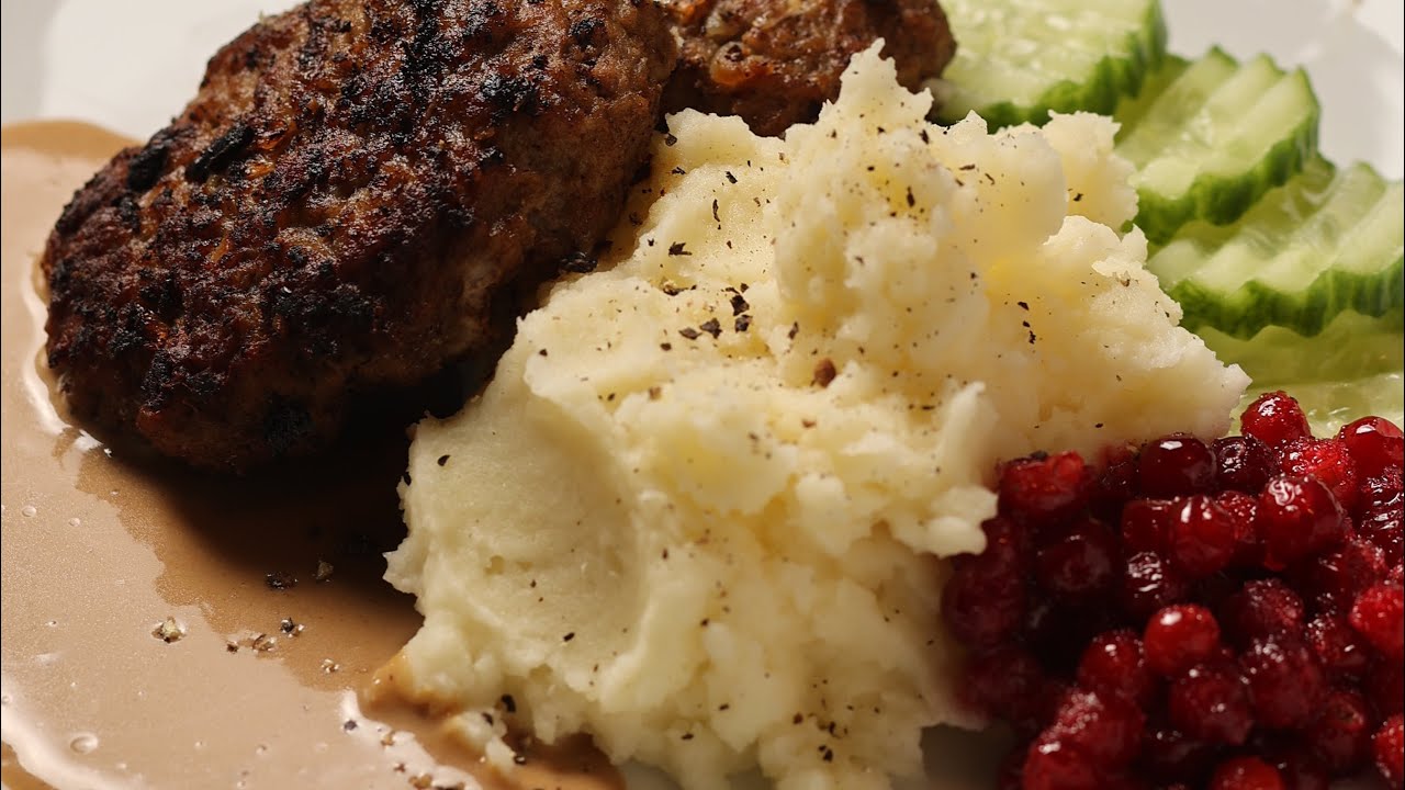 Pannbiff med potatismos, brunsås, rårörda lingon och vinäger-gurka ...