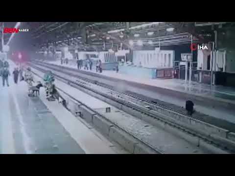 Telefonuyla oynarken rayların üzerine düştü