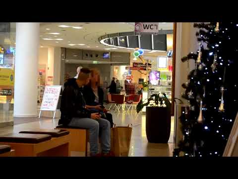 Yo Oli Kissing Prank mit Pinsel Frisur.
