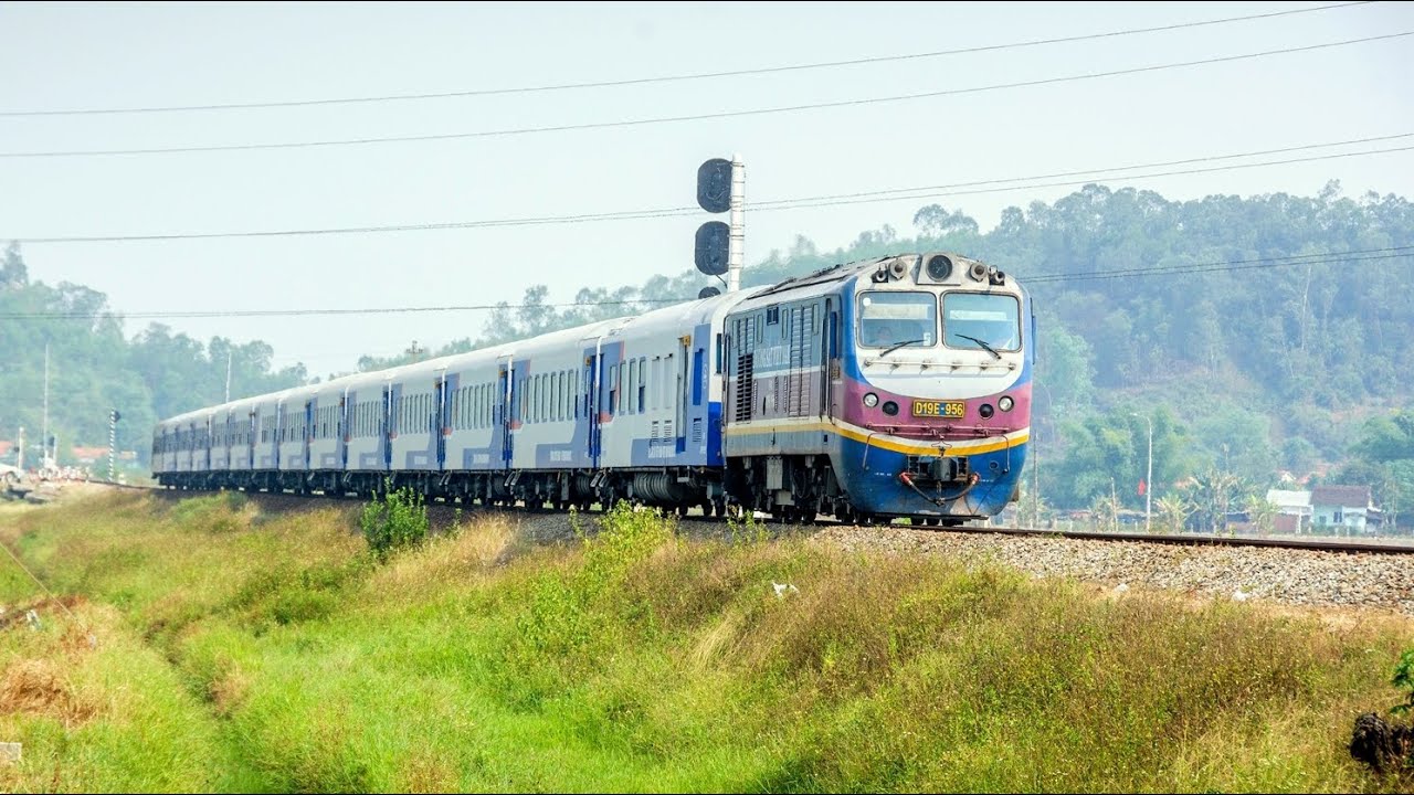 Đoàn tàu SE21 vip nhất hiện nay - TRAINS IN VIETNAM 2024 - YouTube