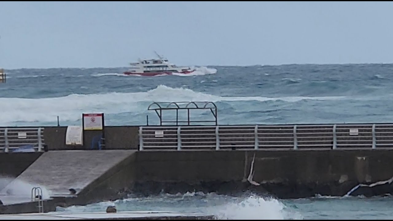 boat in strong wind#storm - YouTube