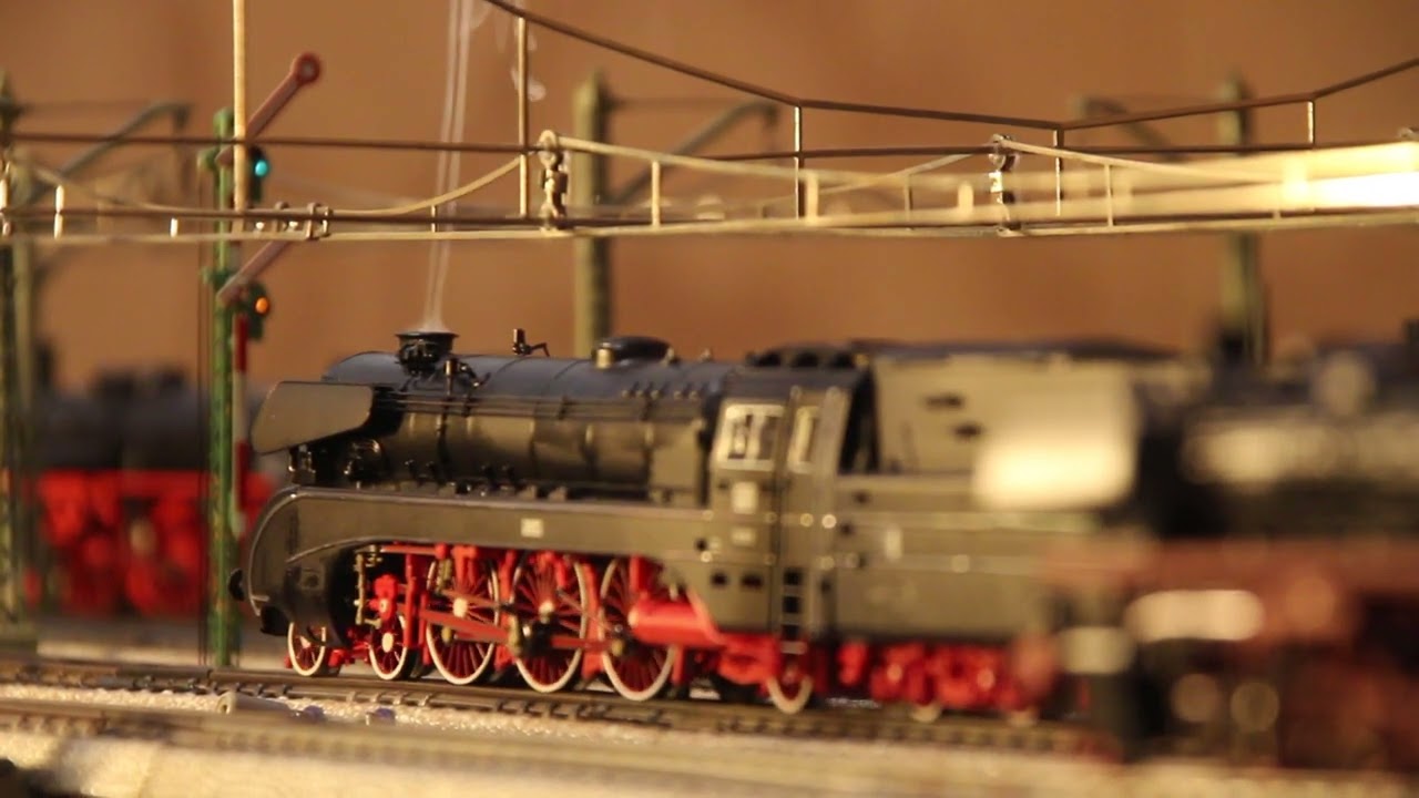 Roco BR10 + Marklin 43229 - YouTube