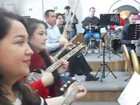 ÇİN'DEKİ  UYGUR TÜRKLERİNİN DEV ORKESTRASI ESMERİM ŞARKISINI SÖYLÜYOR