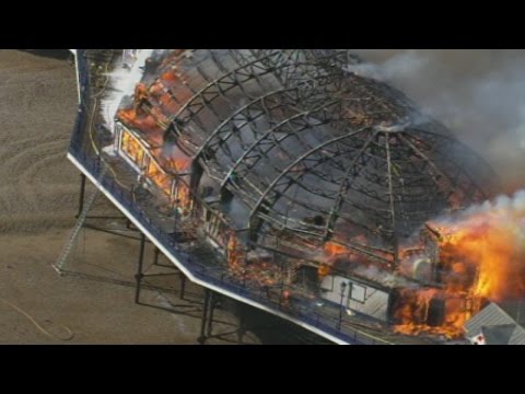 Dramatische Luftaufnahmen zeigen wütendes Feuer auf dem Eastbourne Pier