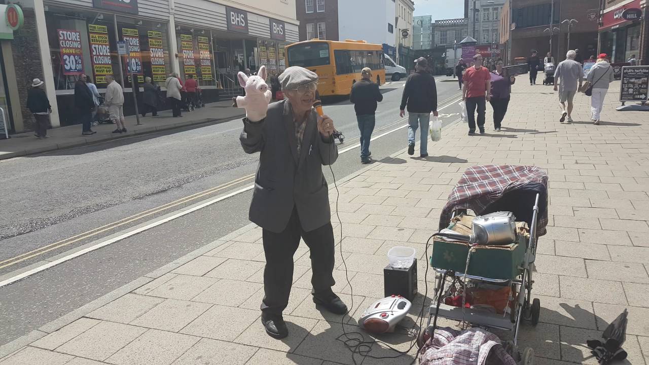 Street performer in Yarmouth puppet man - YouTube