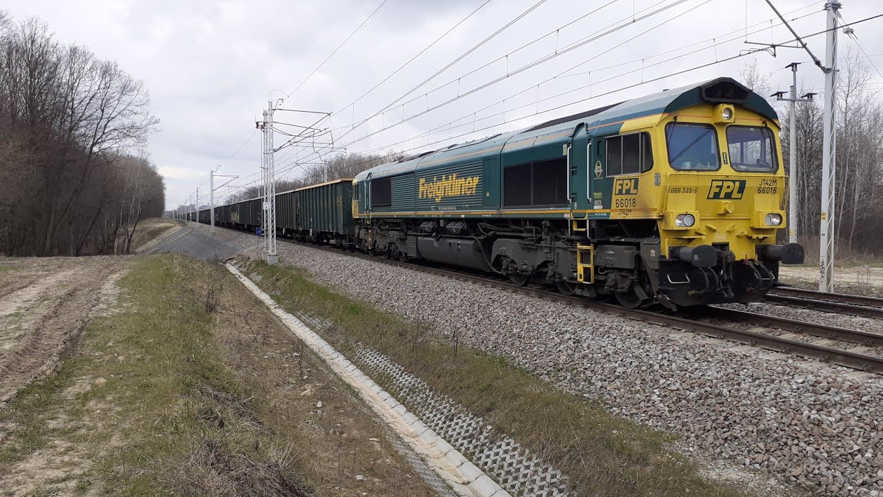 Class 66018 FPL ze składem węglarek, przejeżdża na wysokości ...