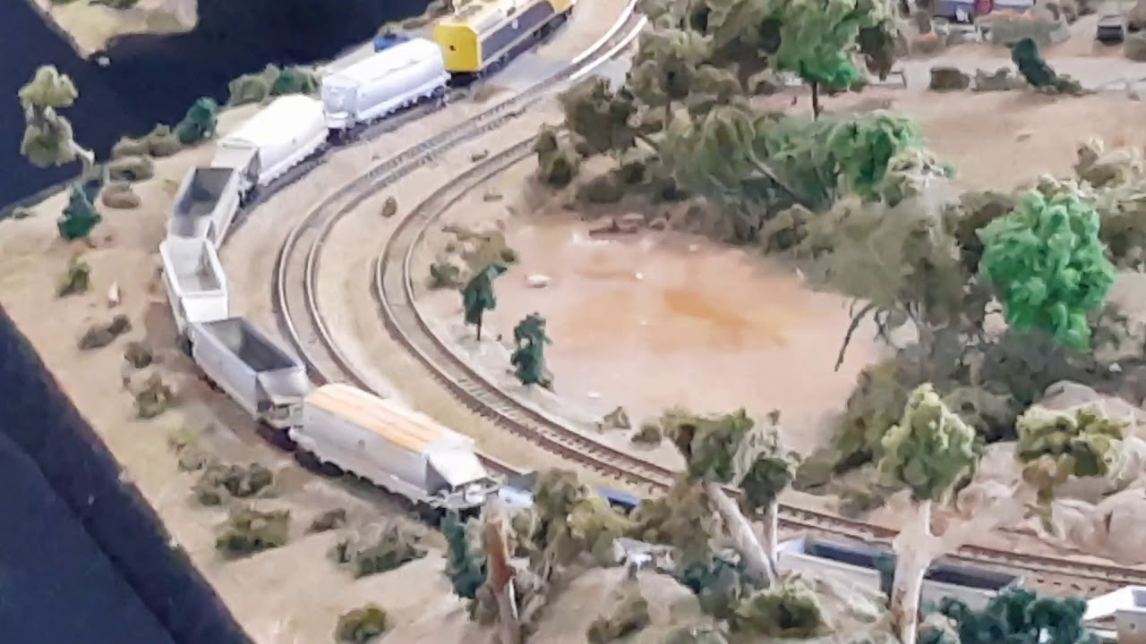 Brisbane Model Train Show 2018 - QR Coal and Goods passing each other ...