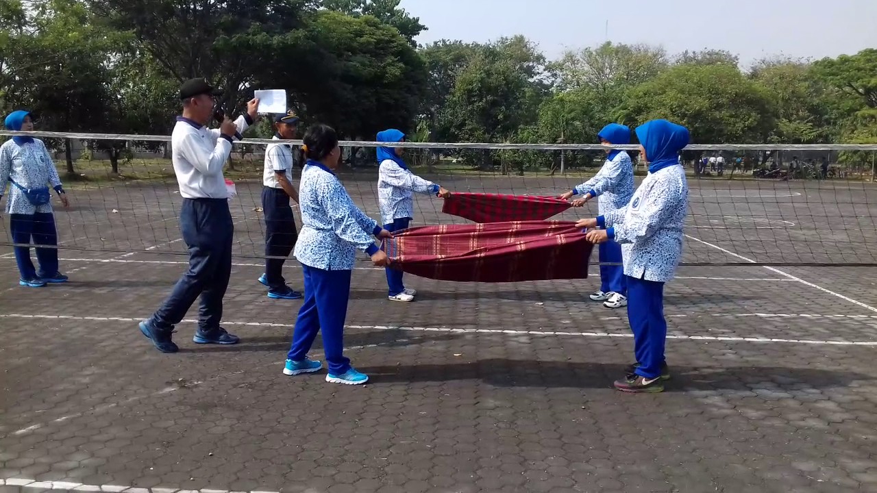 Lomba lempar bola dengan sarung - YouTube