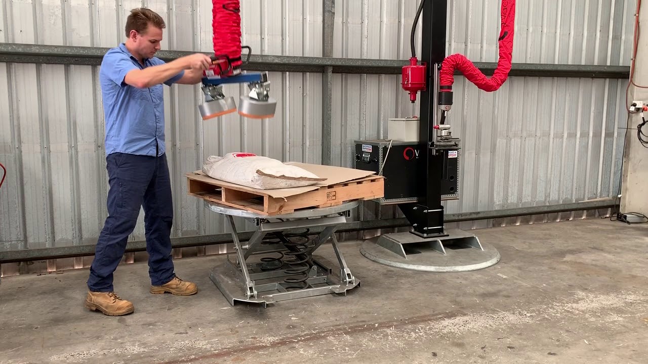 Vacuum lifter handling very soft bags of powder - YouTube