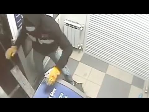 В Кировском районе горе-грабители пытались украсть банкомат