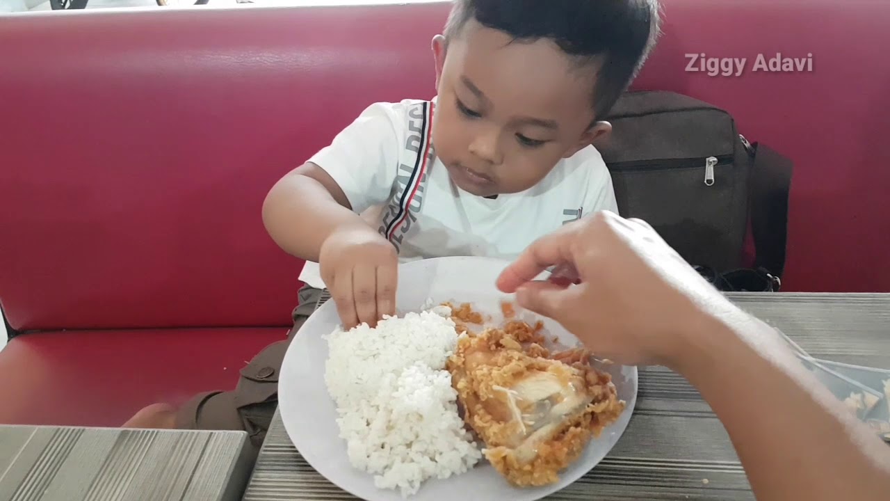 Belajar Makan Sendiri | Cerita Ziggy - YouTube