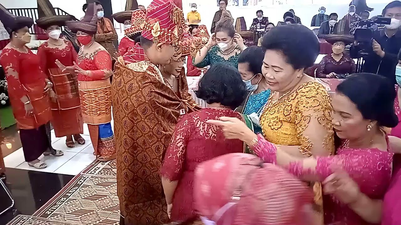 Pernikahan Budaya Adat Karo Dengan Adat Toba Di Sopo Gabe - YouTube