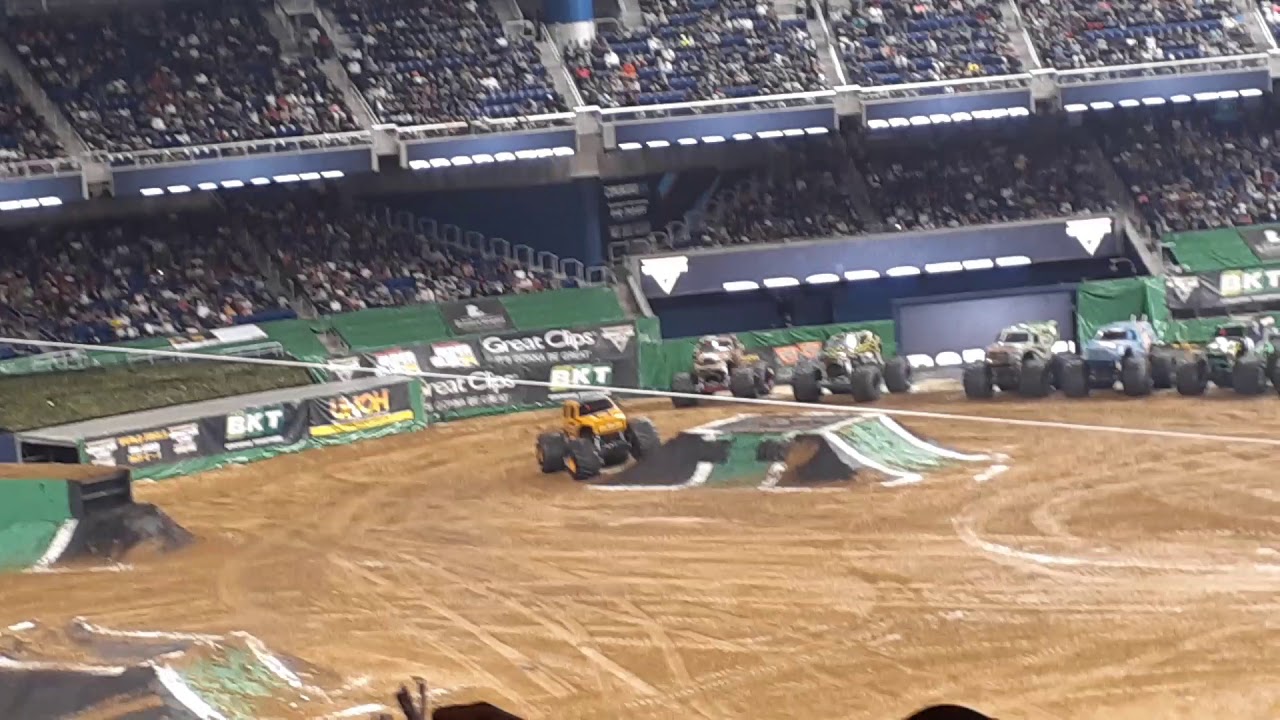 Monster jam Miami,FL show 1 skills (Brodozer) - YouTube