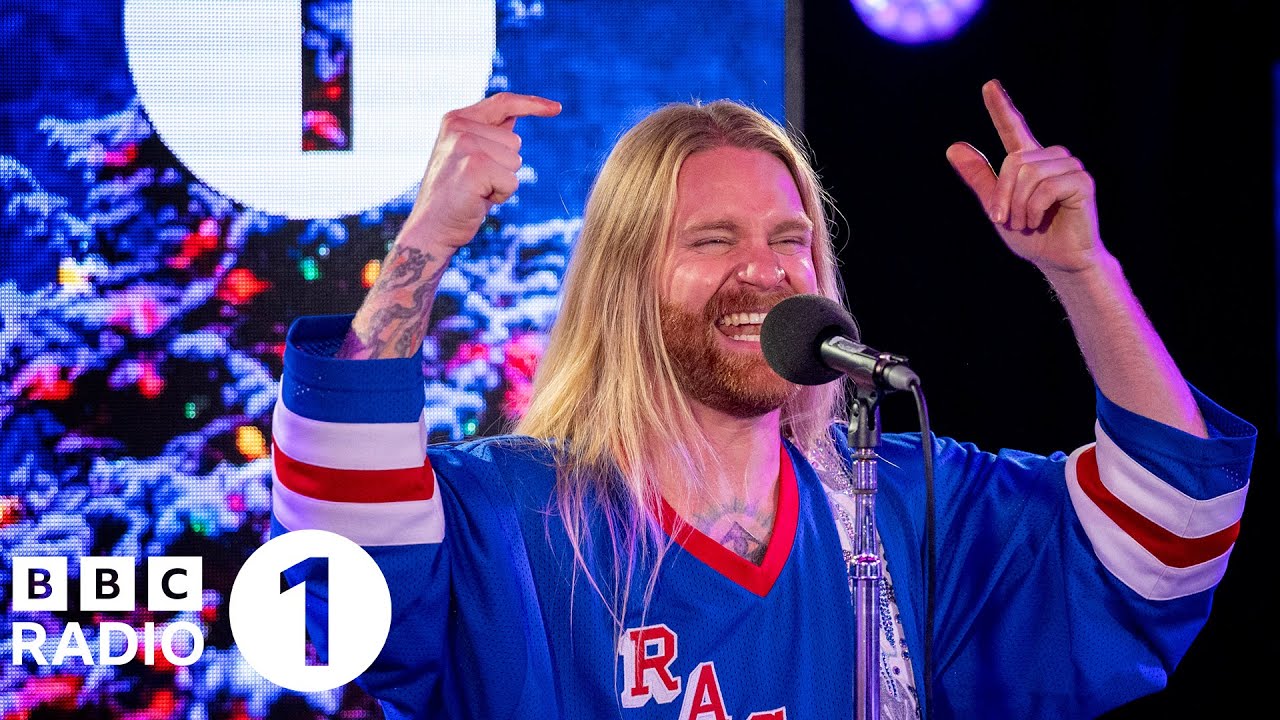 Sam Ryder - Christmas Medley in the Live Lounge - YouTube