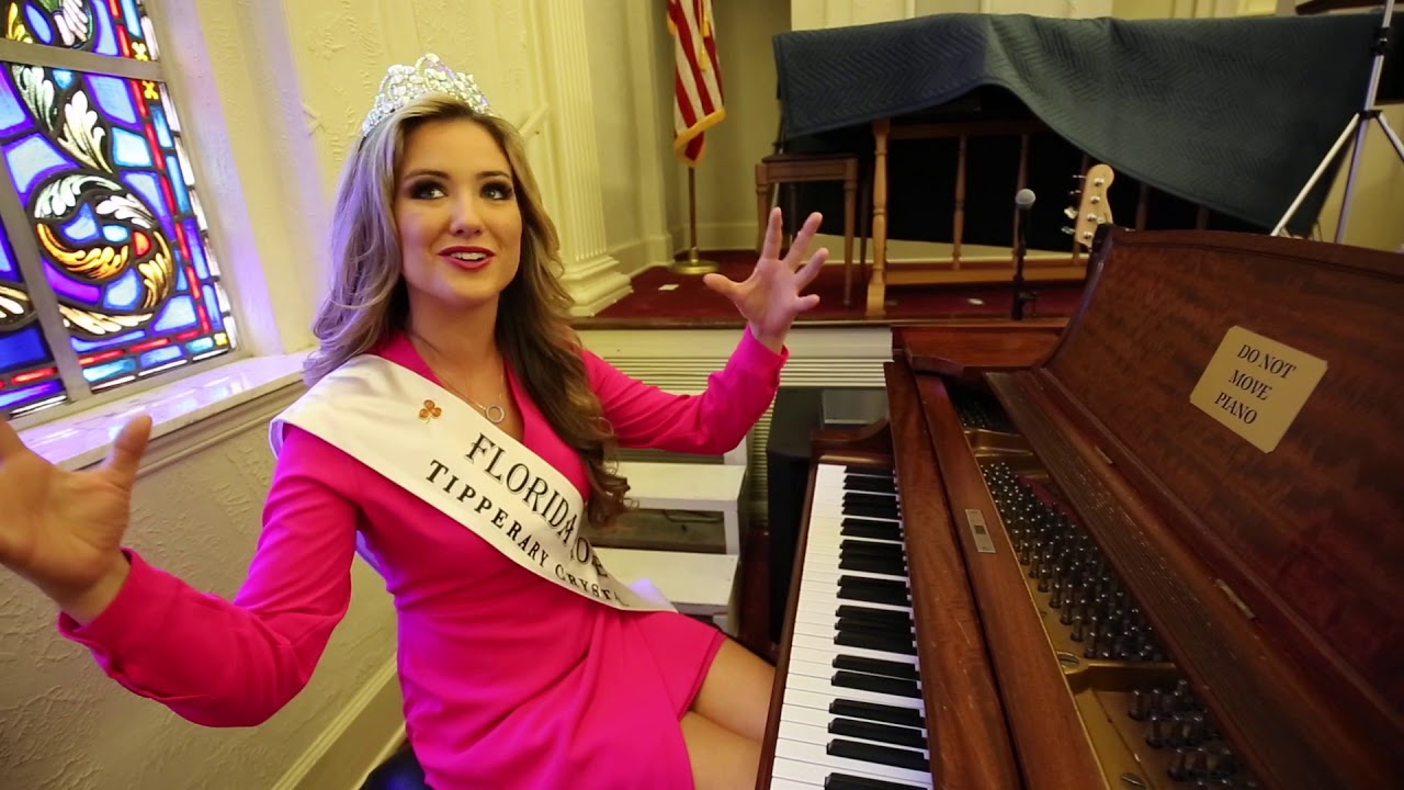 Victoria Sexton Plays the Piano - YouTube