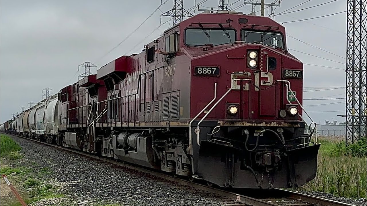 (Friendly crew!) CPKC train 231 west at Belle River with CP 8867 & CP 8605 - YouTube