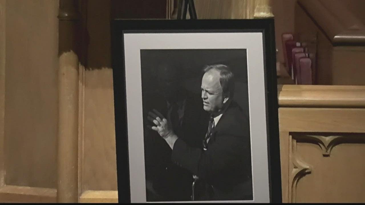 Community honors late Sen. Max Cleland in public memorial - YouTube