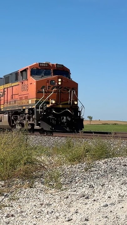 70 mph BNSF Z train screaming east!! #train #bnsfrailway #bnsftrains #bnsf - YouTube