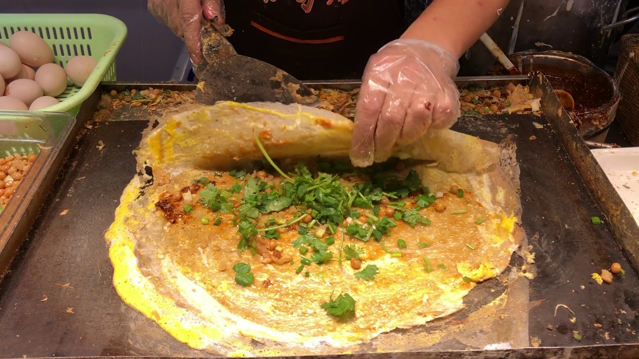 EGG PANCAKE - JIDANBING/JIANBING 鸡蛋饼/煎饼: CHINESE STREET FOOD - YouTube
