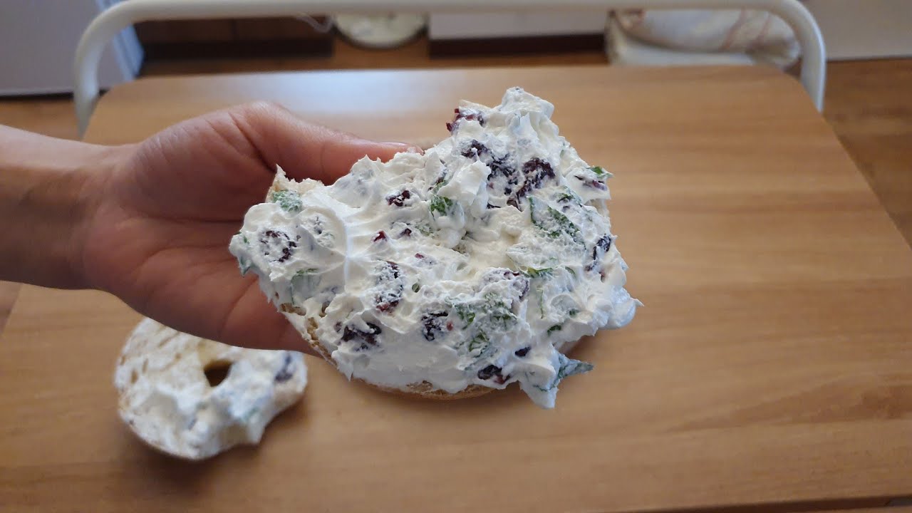 그릭요거트 + 베이글 🥯 + 크랜베리 + 애플민트 Greek yogurt + Bagel + Cranberry ...