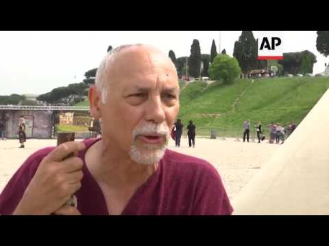 Historic reconstructions mark Rome's birthday - YouTube