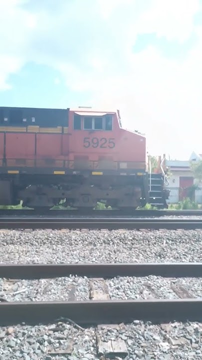 bnsf 5925 leading bnsf 5489 through texas #railfan - YouTube
