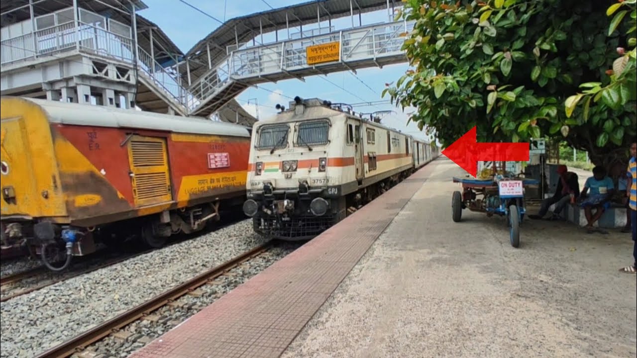 260 Kmph dangerous train meet, WAP4+WAP4 Azimganj Passenger, Vivek SF Express - YouTube